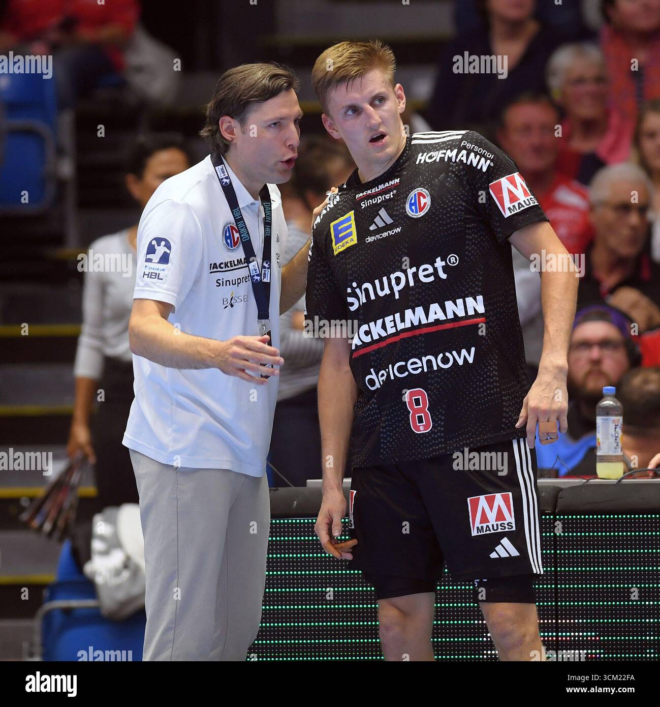 Johannes Sellin (Trainer HC Erlangen) und Sander Andreassen Overjordet ...