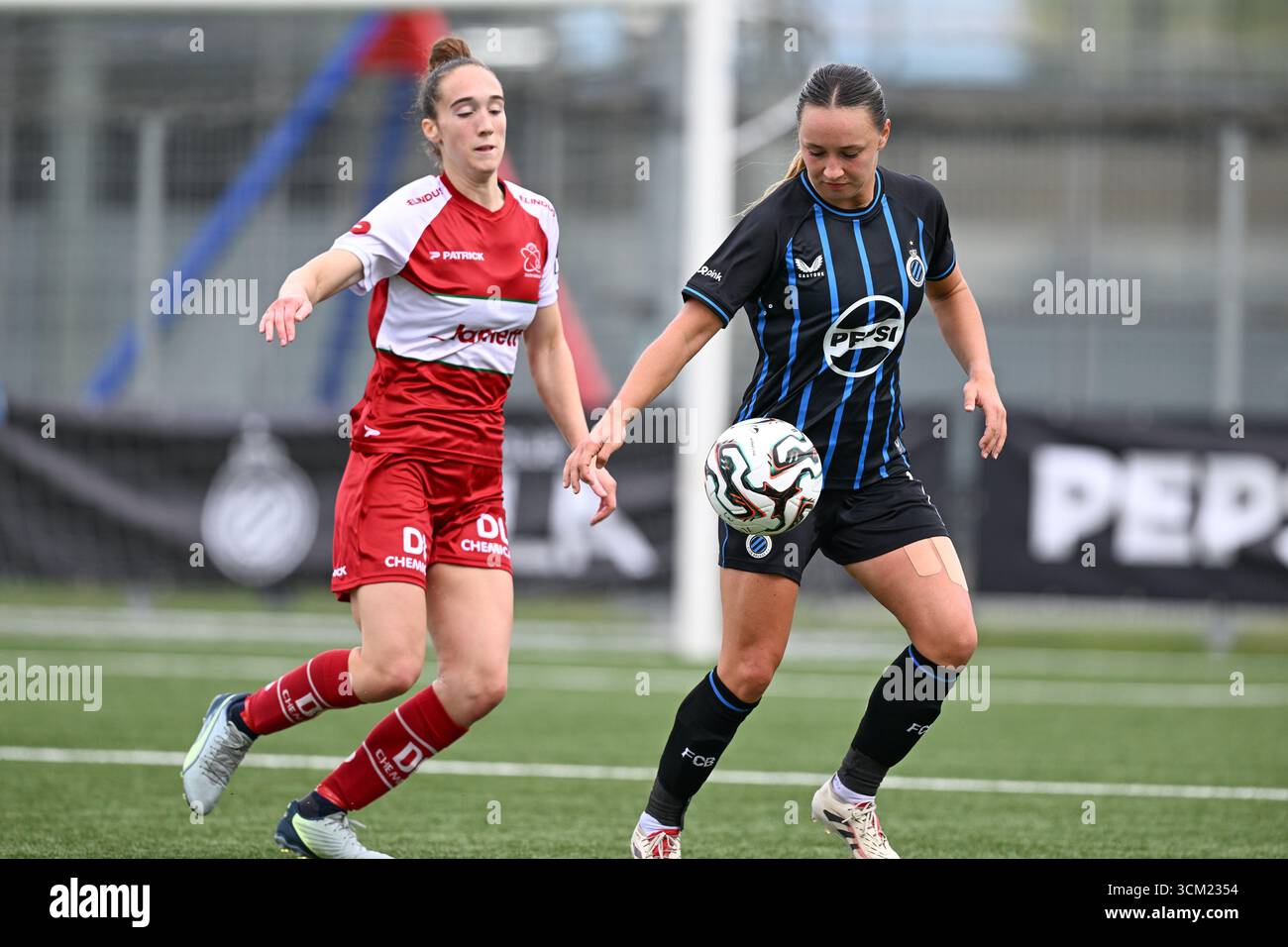 Hanne Hellinx (23) of Zulte-Waregem and Moisa van Koot (2) of Brugge ...