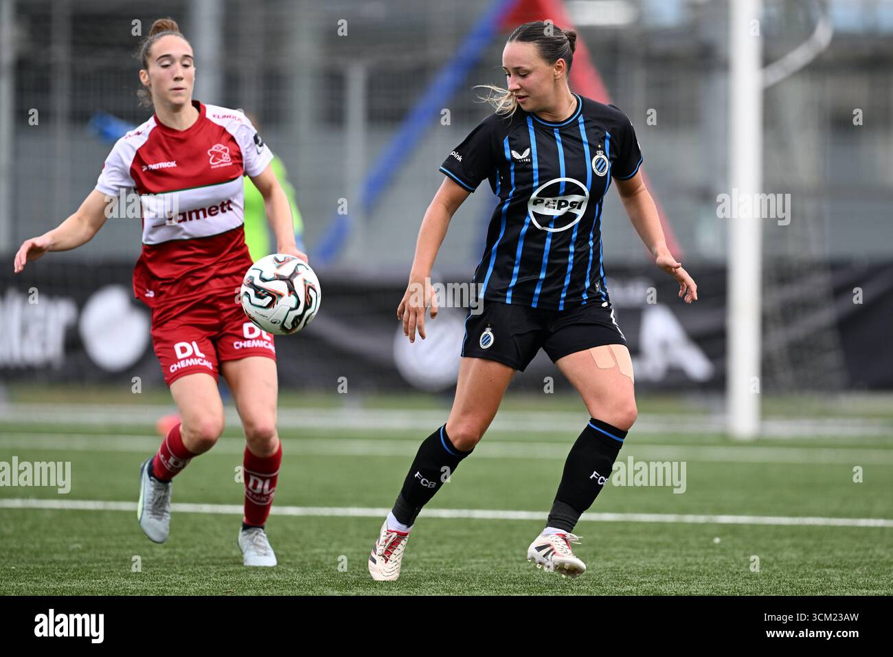 Hanne Hellinx (23) of Zulte-Waregem pictured defending on Moisa van ...