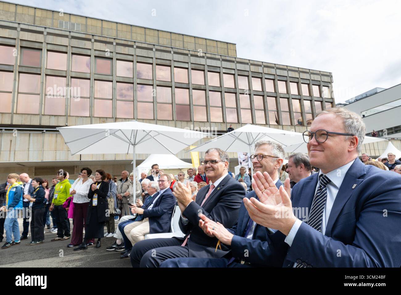 14 September 2025, Thuringia, Gera: Mario Voigt (r, CDU), Minister ...