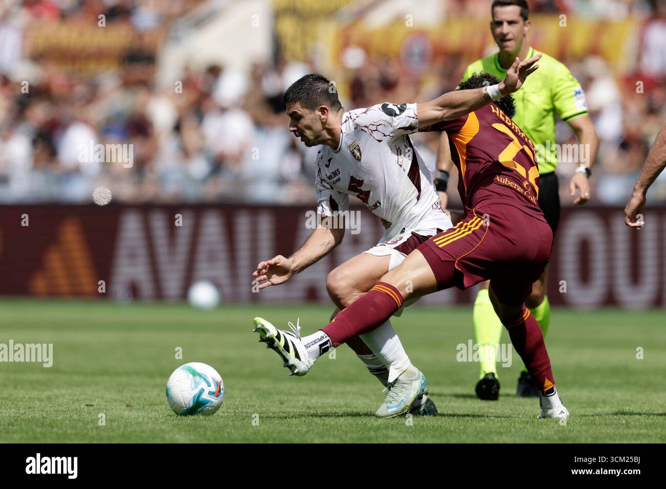 Torino's Argentinian forward Giovanni Simeone challenges for the ball ...