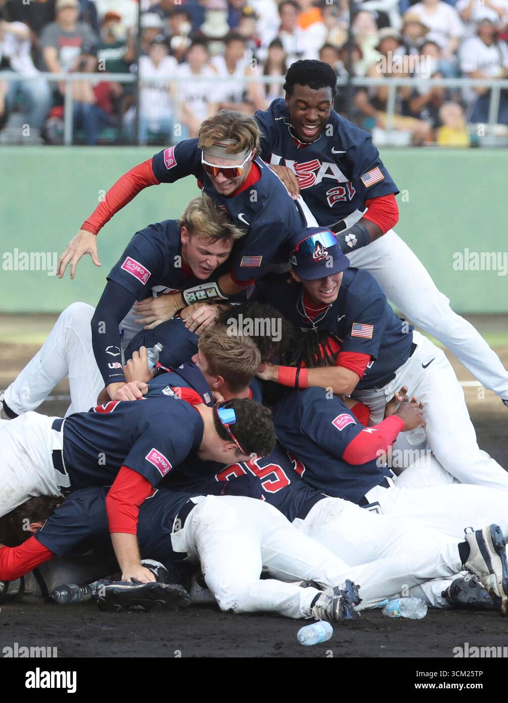 Players of United States celebrate after winning the U-18 Baseball ...