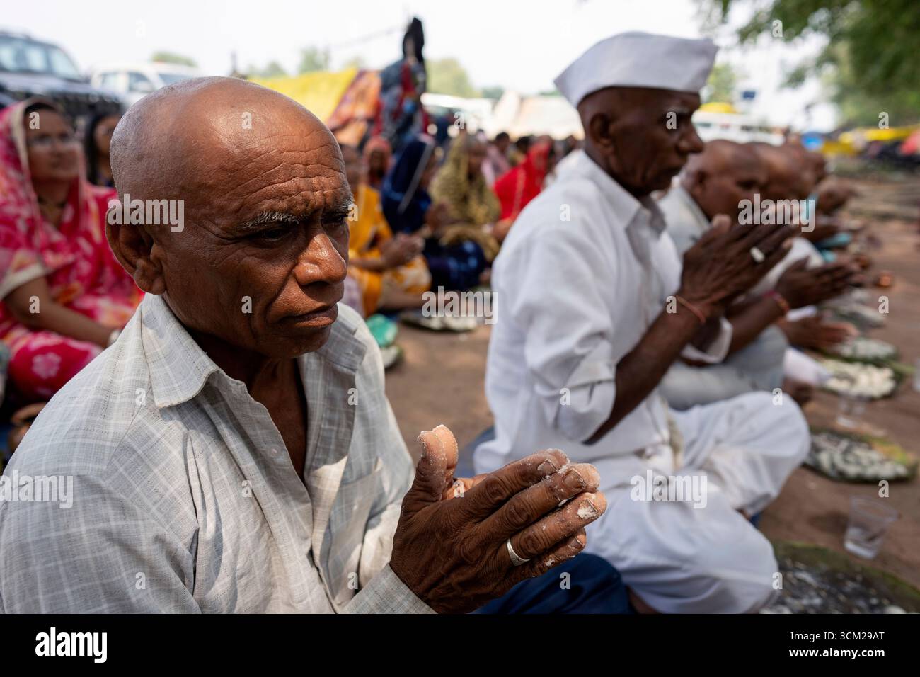 Hindu devotees from Maharashtra state perform Pind Daan rituals are ...