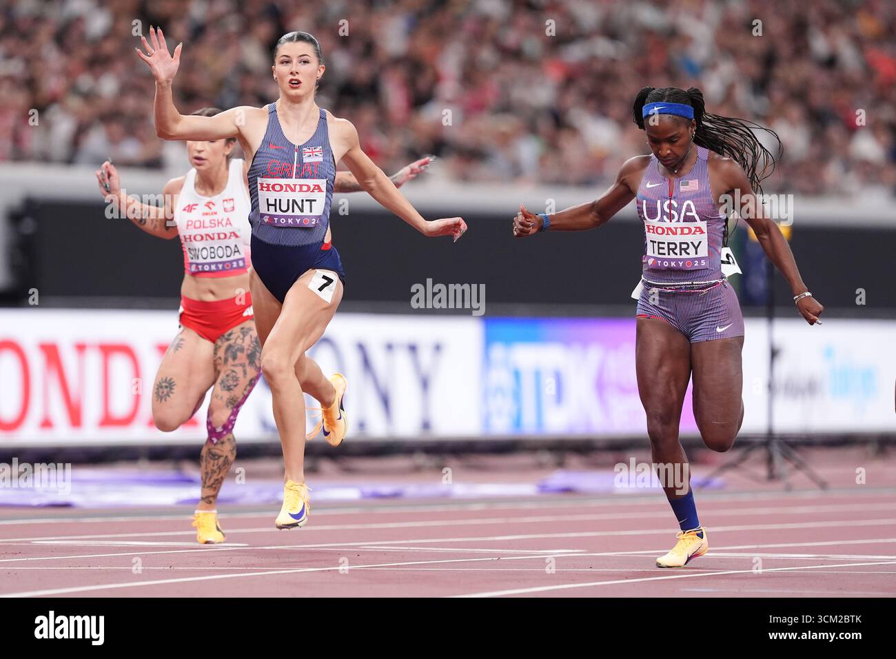 Amy Hunt of Great Britain (centre) finishes third in the Women's 100 ...