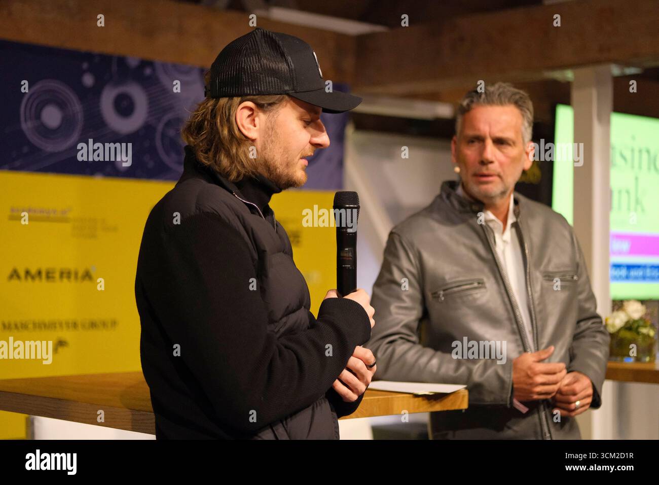 Eric Demuth von Bitpanda auf Bühne mit Oliver Stock bei Business Punk ...