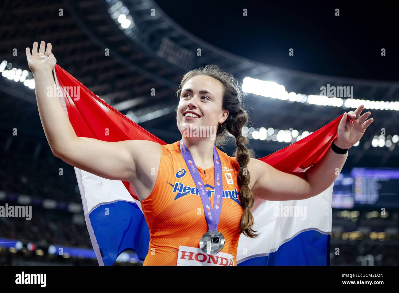 TOKYO - Jorinde van Klinken with her silver medal after the discus ...