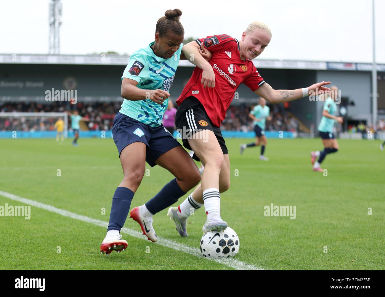 London City Lionesses' Nikita Parris (left) and Manchester United's ...