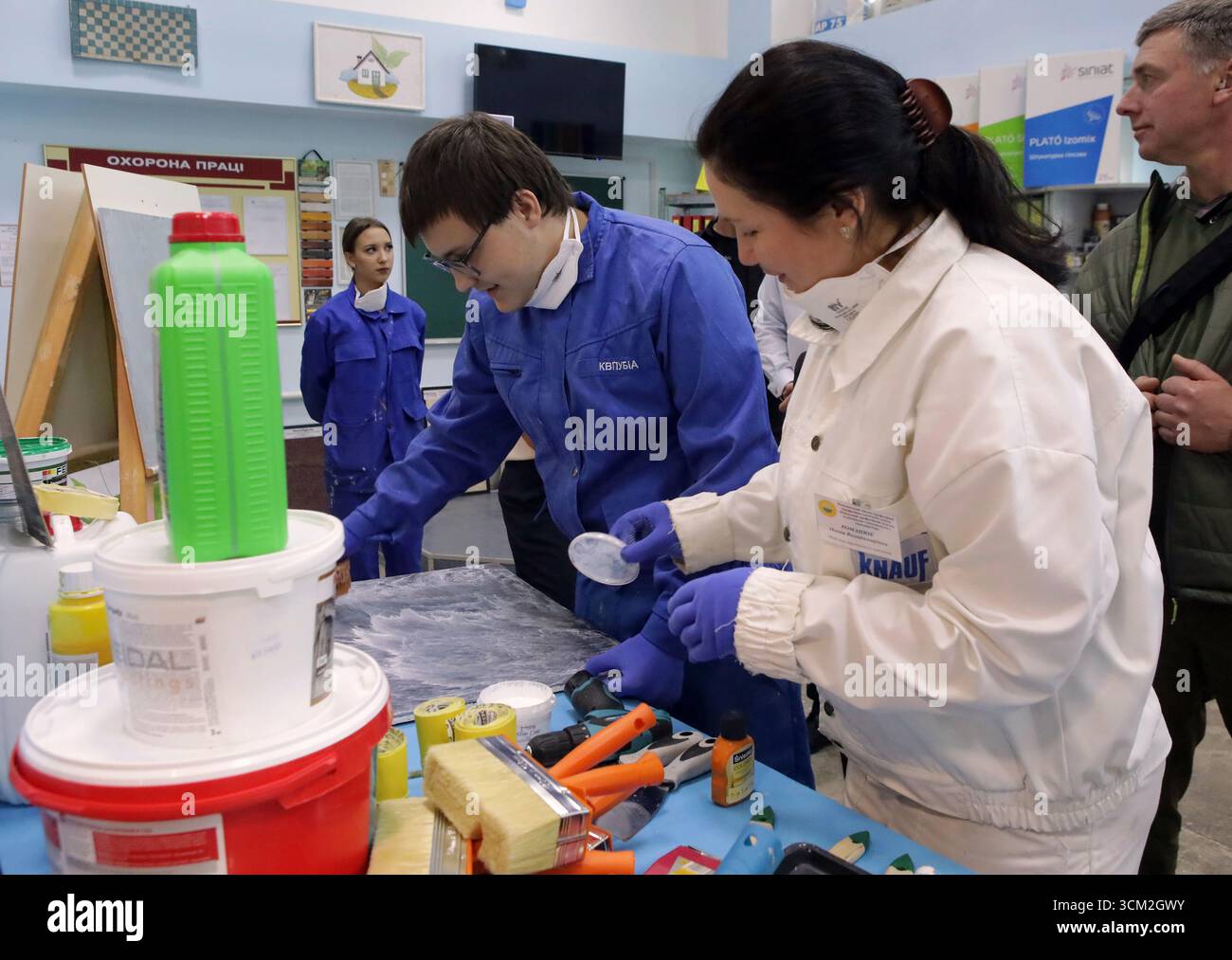Student works under supervision hi-res stock photography and images - Alamy