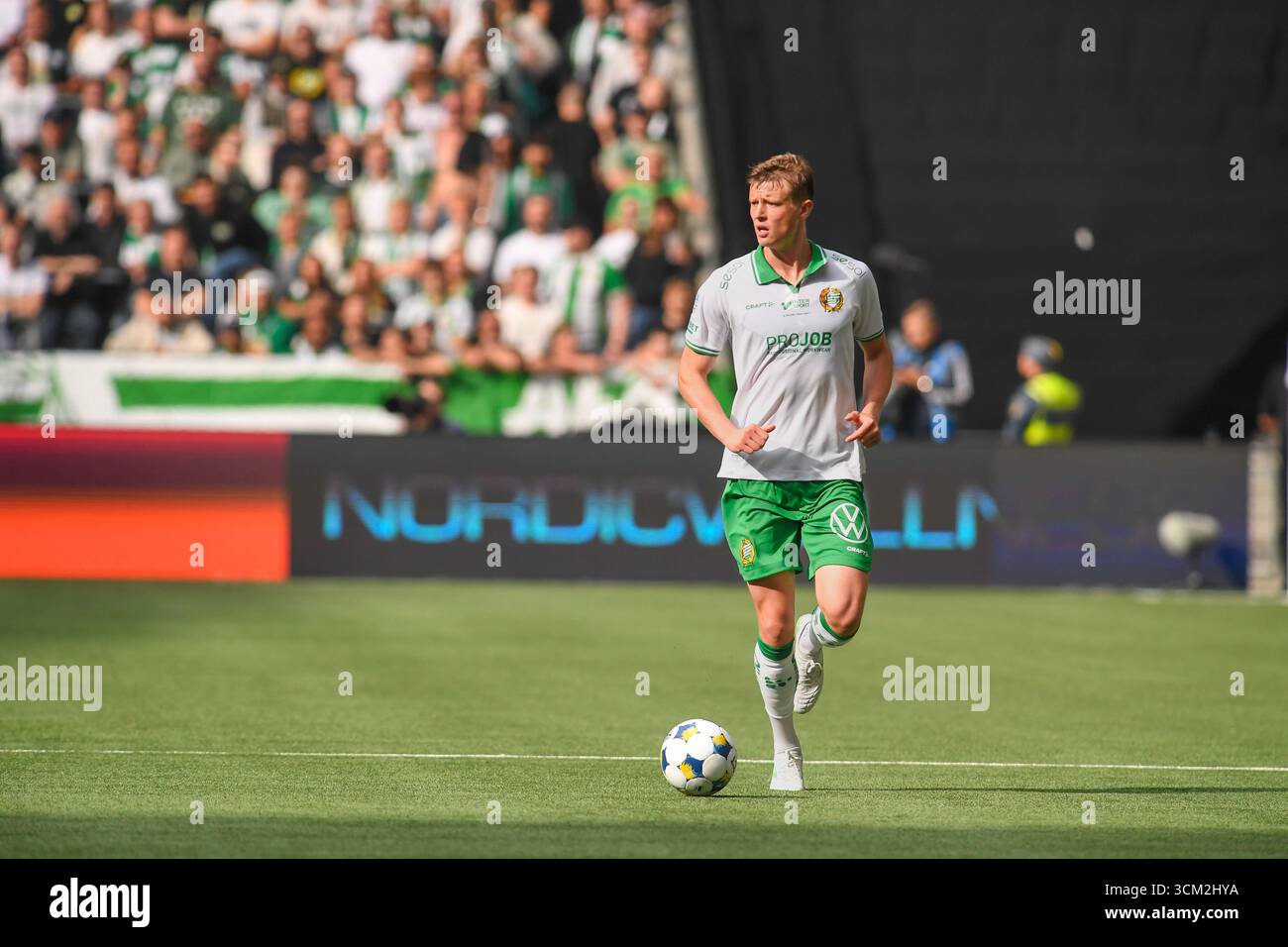 STOCKHOLM, SVERIGE 20250914Hammarbys Oscar Johansson Schellhas med bollen under söndagens ...