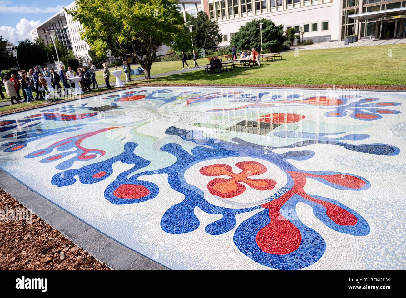 14 September 2025, Berlin: View of the glass mosaic fountain by GDR ...