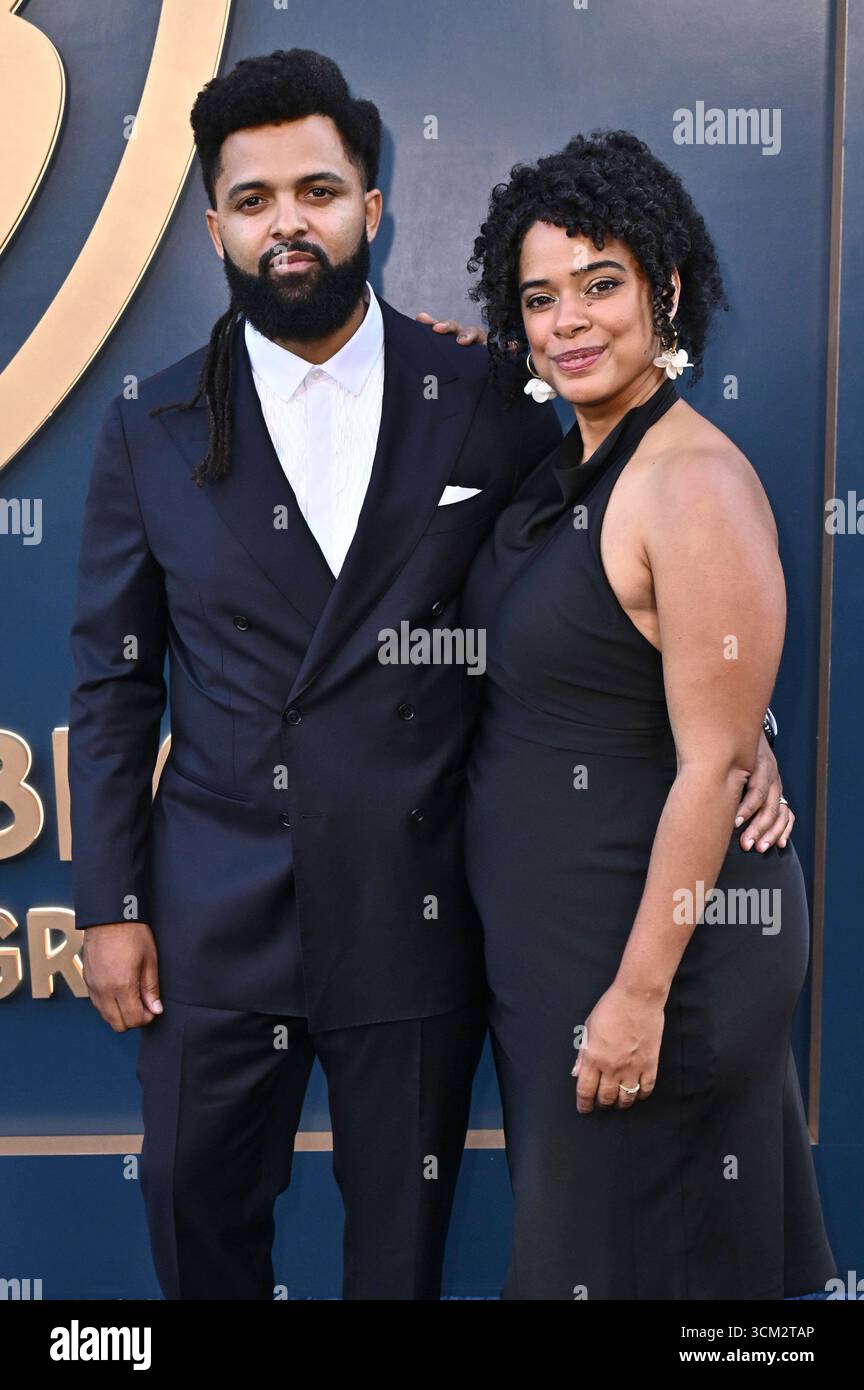 Brandon Mendez Homer mit Begleitung bei der Warner Bros. Television ...