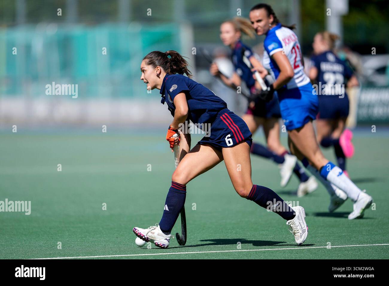 Mannheim, Deutschland. 14th Sep, 2025. Fiona Felber (MHC, 6), am Ball ...