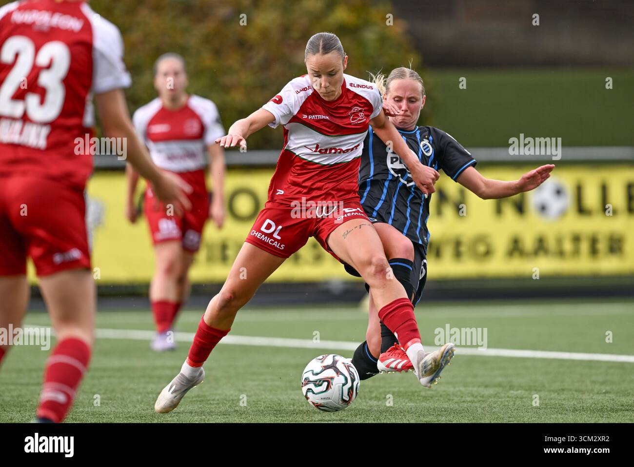 Daisy Baudewijns (7) of Zulte-Waregem pictured fighting for the ball with Amber van Heeswijk (6 ...