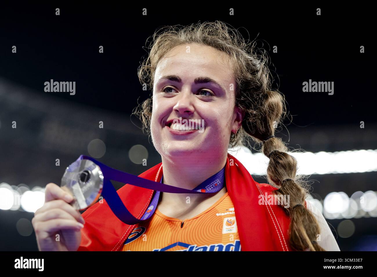 TOKYO - Jorinde van Klinken with her silver medal after the discus ...