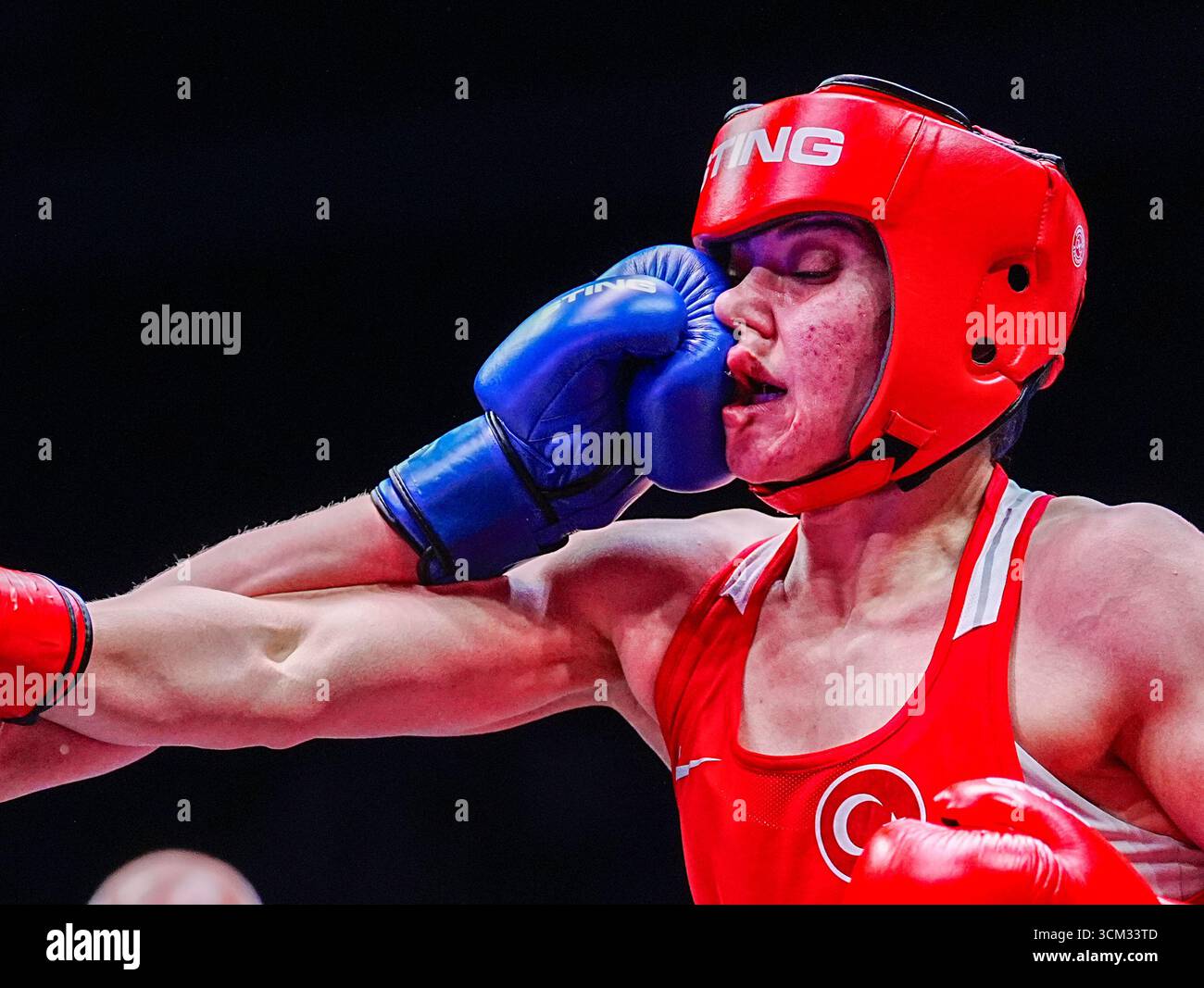 Ireland's Aoife O'Rourke (BLUE) and Turkey's Busra Isildar (RED) in the ...