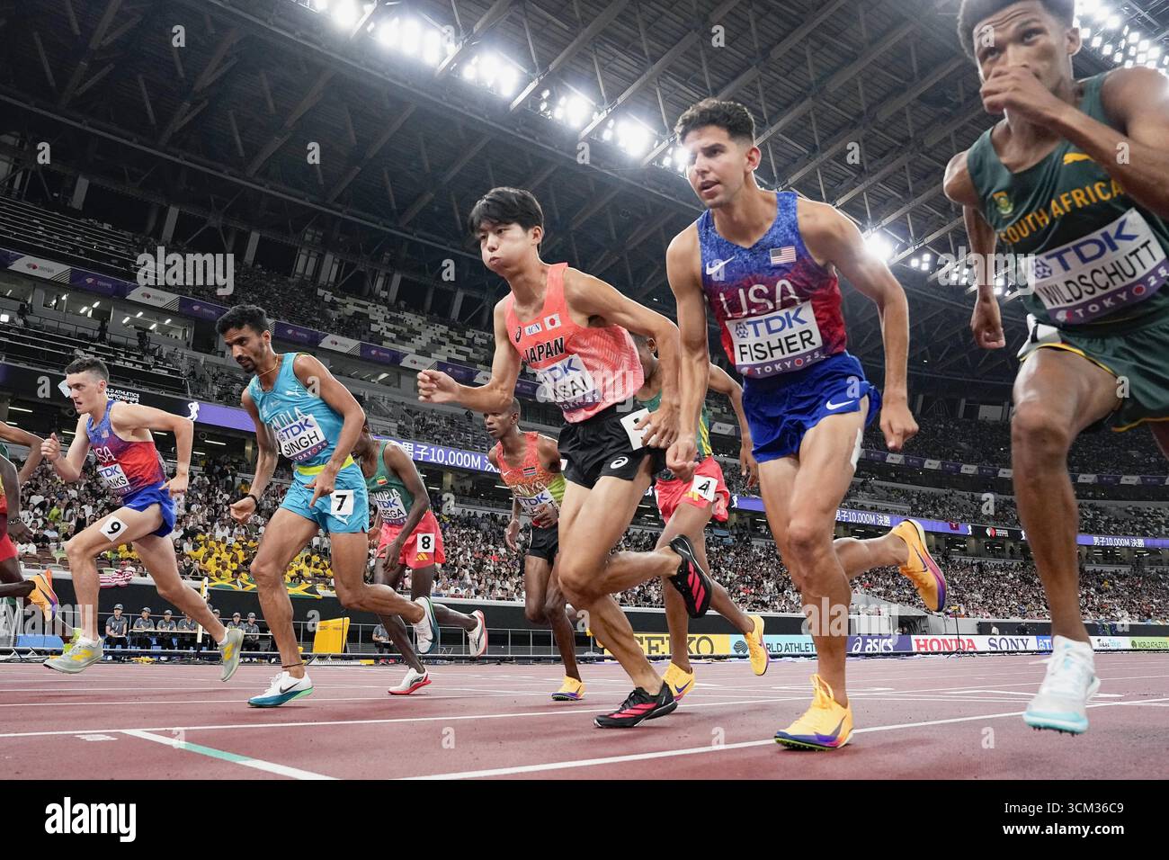 Runners start the men's 10,000-meter event at the World Athletics ...