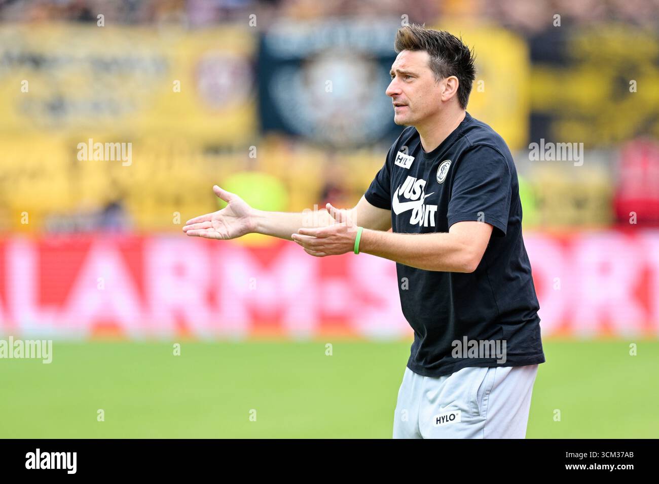 14 September 2025, Saarland, Spiesen-Elversberg: Soccer: Bundesliga 2 ...