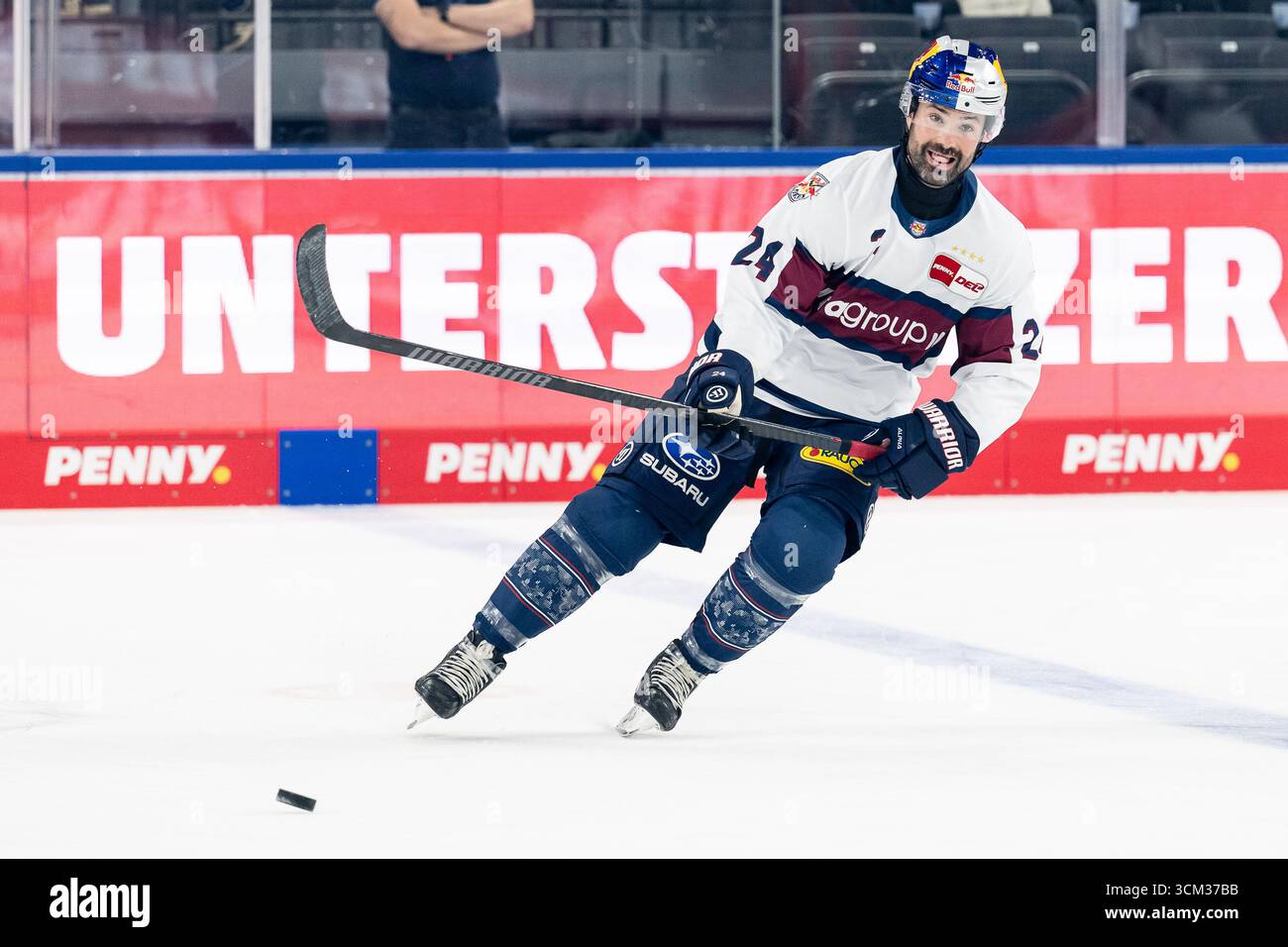 Ryan Murphy (EHC Red Bull Muenchen, #24) beim Warmup GER, EHC Red Bull ...