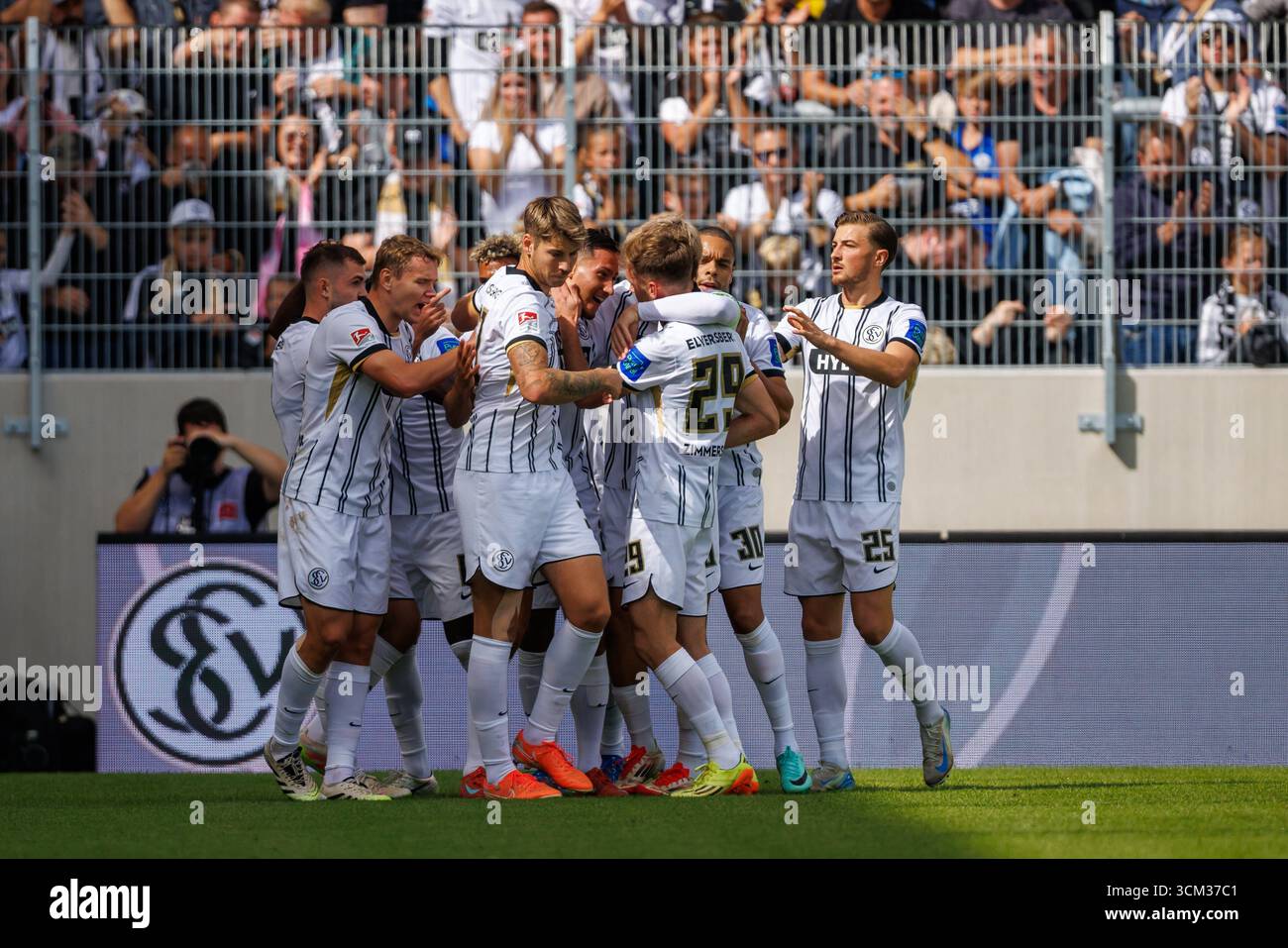 Younes Ebnoutalib (SV 07 Elversberg) bejubelt den Treffer zum 1:1 mit ...