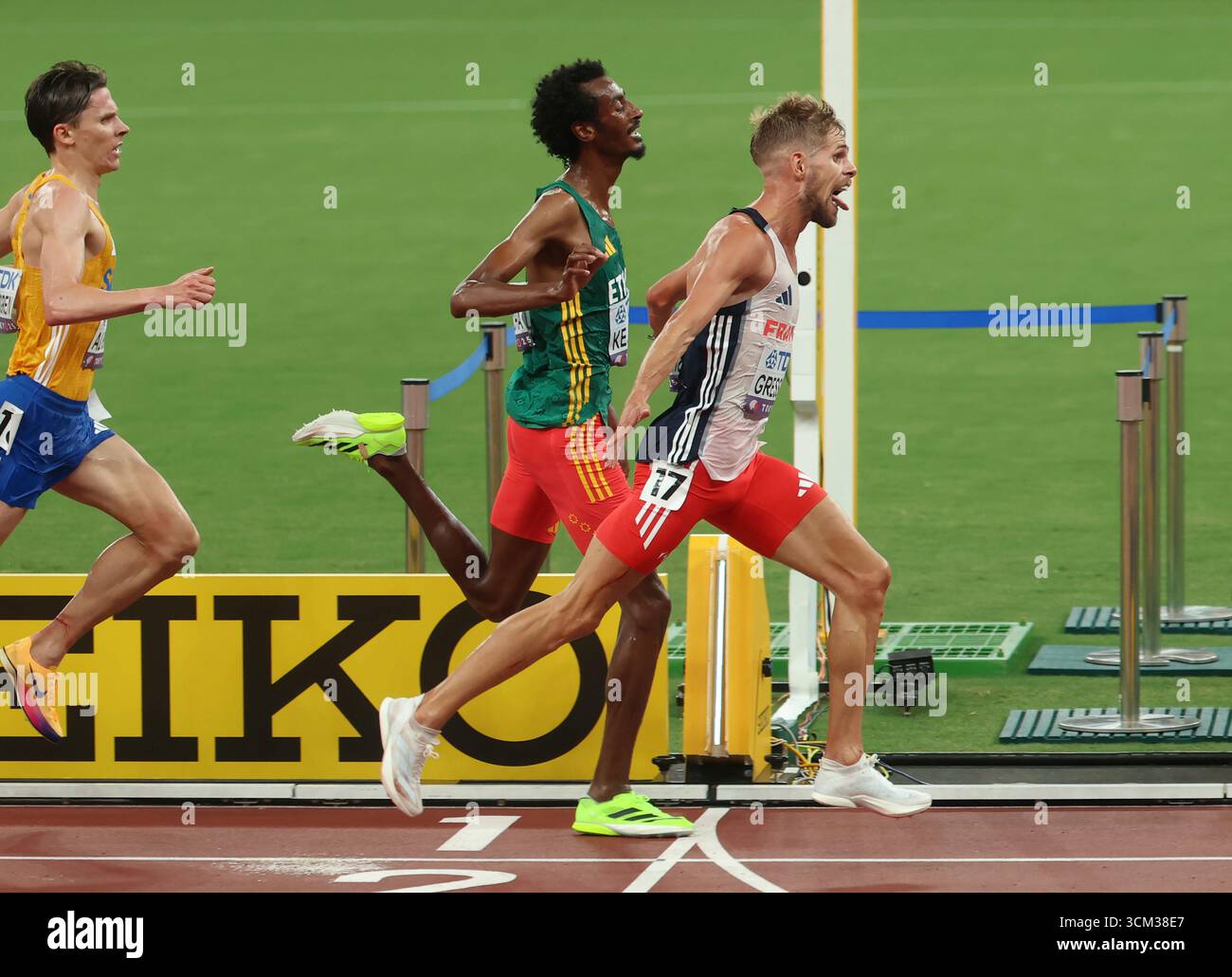 Athletes compete in the men's 10000 meters final at the World Athletics ...