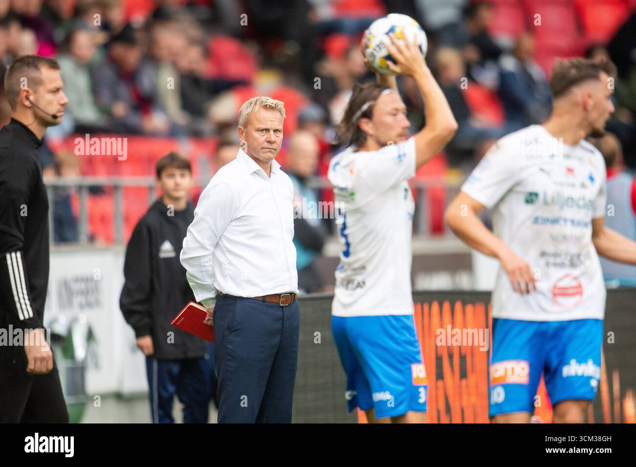 VÄXJÖ, SVERIGE 20250914Östers tränare Roberth Björknesjö under söndagens fotbollsmatch i ...