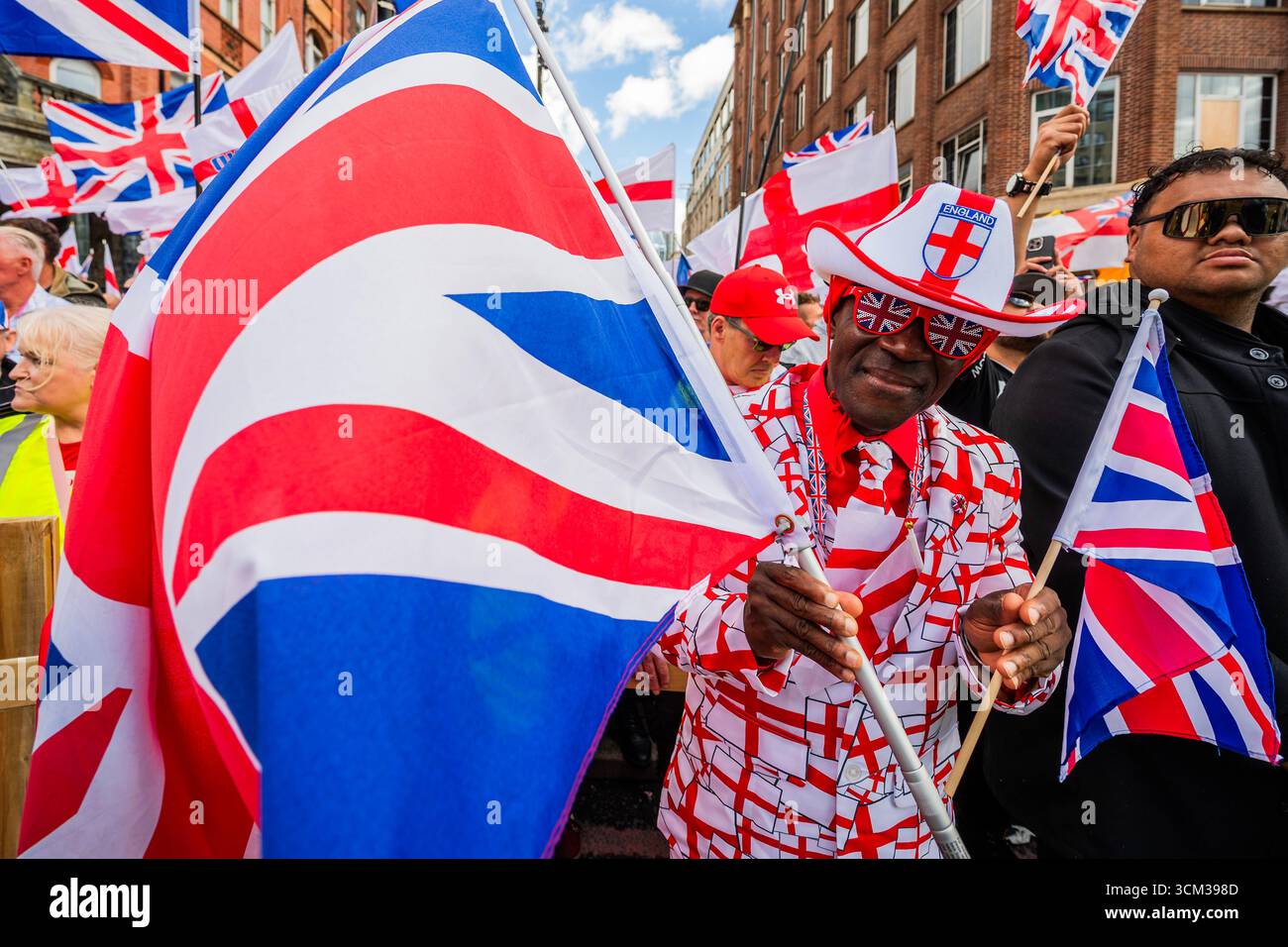 London, UK. 13 Sep 2025. The start at the Waterloo roundabout - A far ...