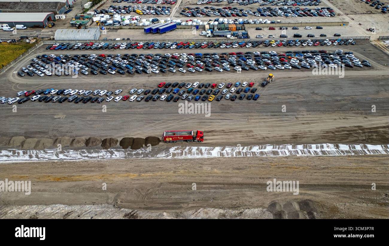 Truck parked in a lot overhead view hi-res stock photography and images ...
