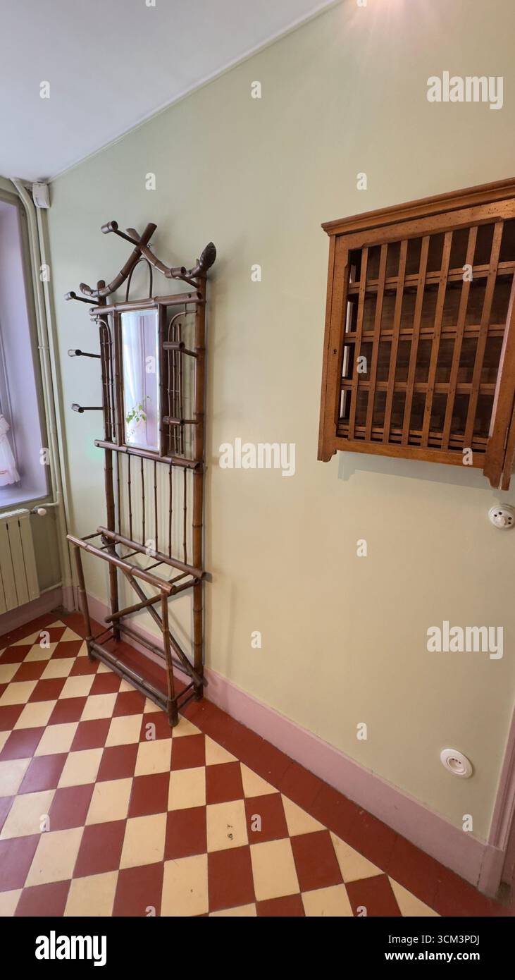 Ornate radiator stands hi-res stock photography and images - Alamy