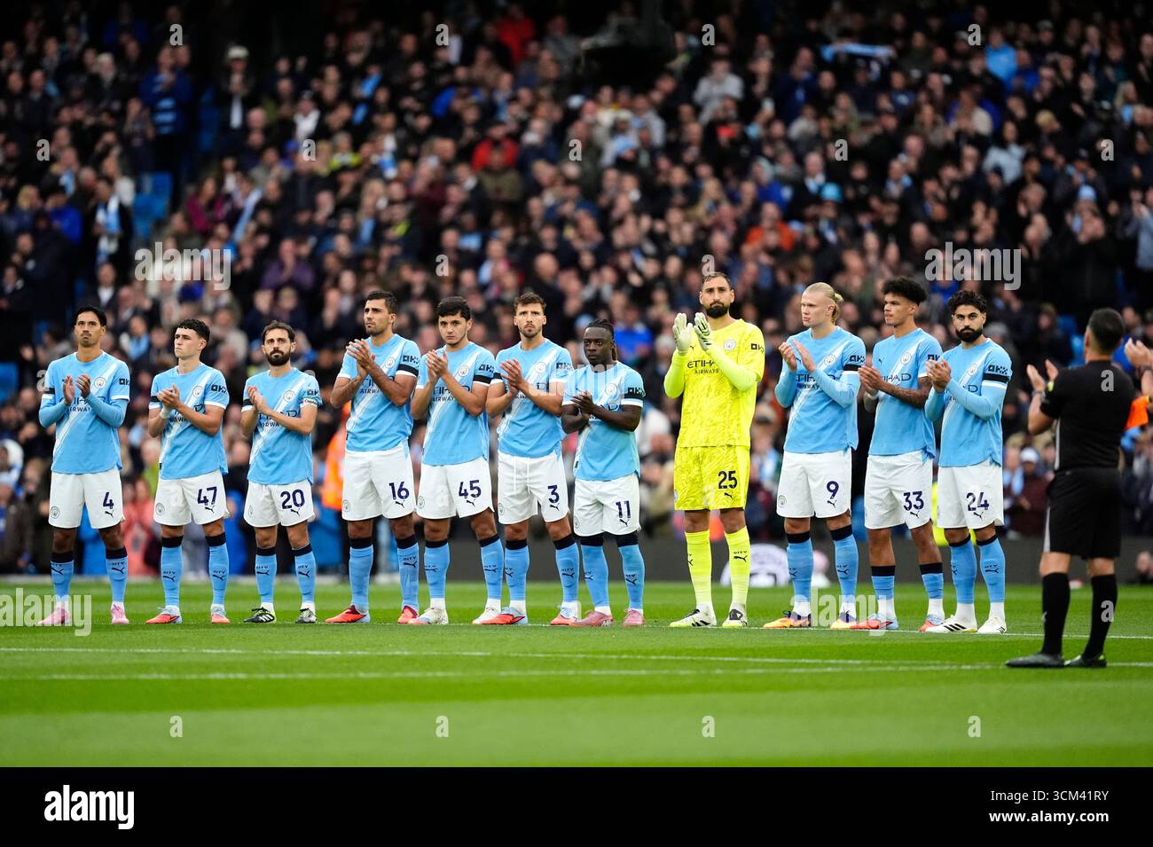 Manchester City players line up in tribute to the late Ricky Hatton MBE ...