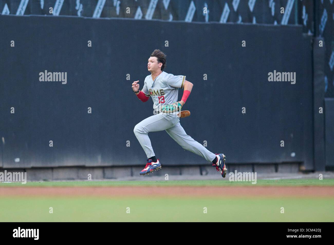 Rome Emperors left fielder Logan Braunschweig (13) reacts to a fly ball ...