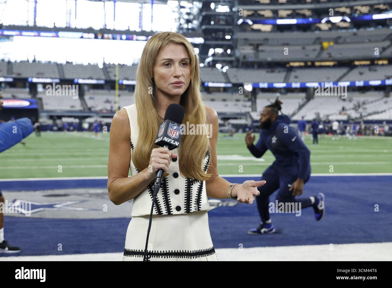NFL Network reporter Jane Slater does a report before a NFL football ...