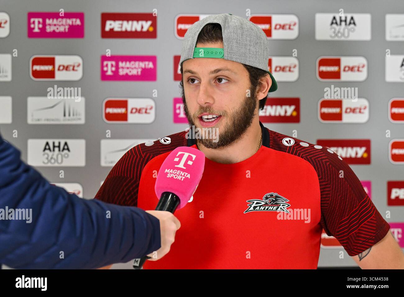 Im Bild Riley DAMIANI (Augsburger Panther #19) beim Interview von ...