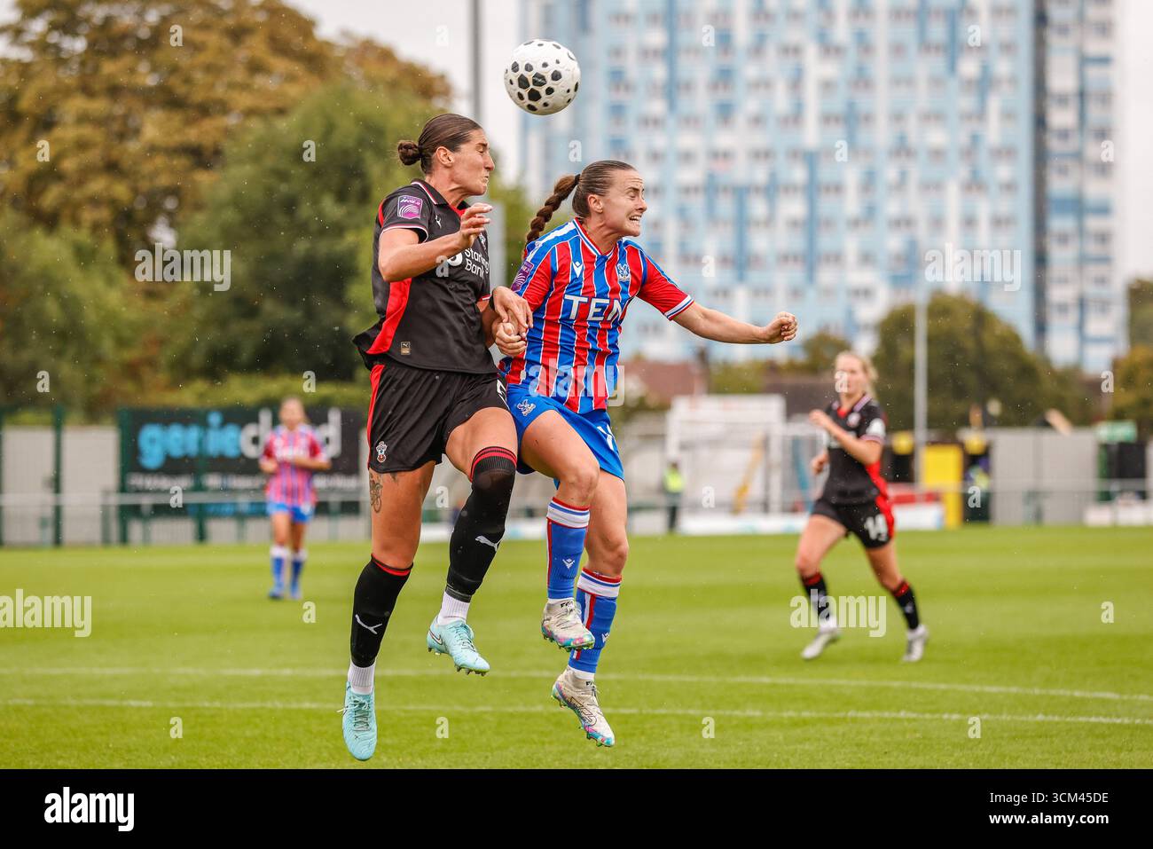 Amy Goddard (5 Southampton FC Women) wins a defensive header during the ...