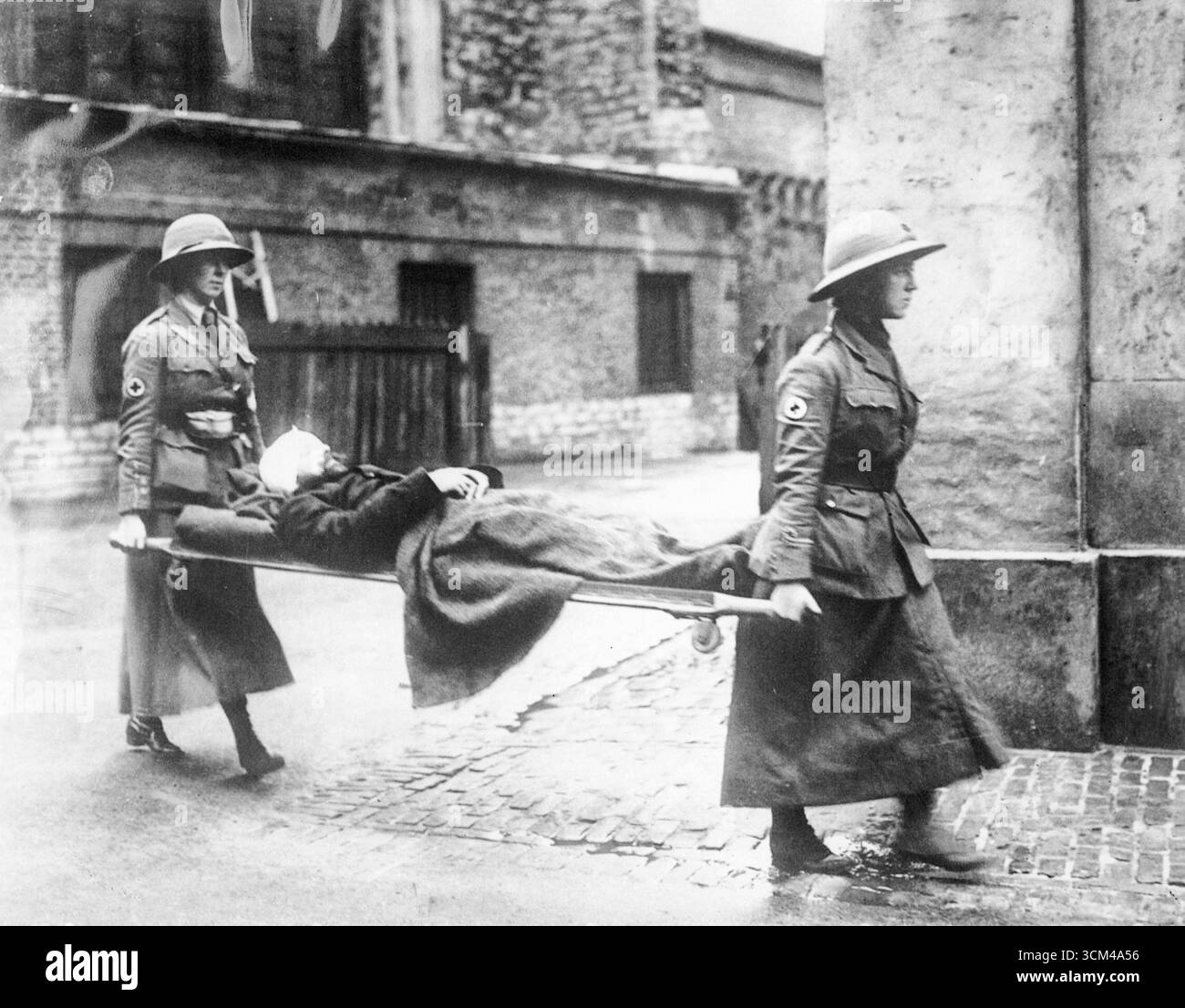Stretcher bearers in british hi-res stock photography and images - Alamy