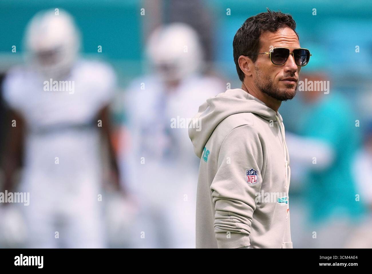 Miami Dolphins head coach Mike McDaniel watches as player warm up ...