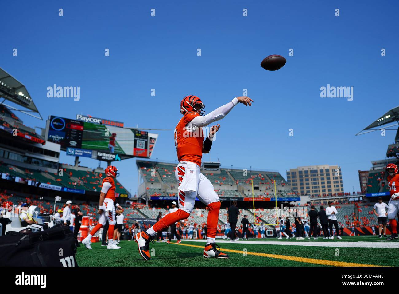 Cincinnati Bengals quarterback Joe Burrow (9) warms up before an NFL ...