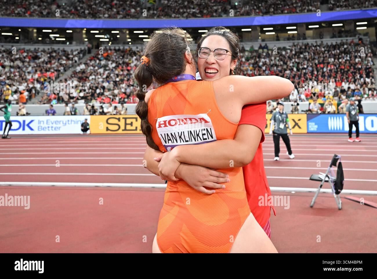 (250914) -- TOKYO, Sept. 14, 2025 (Xinhua) -- Feng Bin (R) of China hugs Jorinde Van Klinken of ...