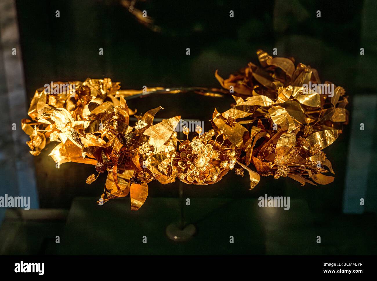 Intricately detailed gold laurel wreath/headdress,(Circa 350 BC ...