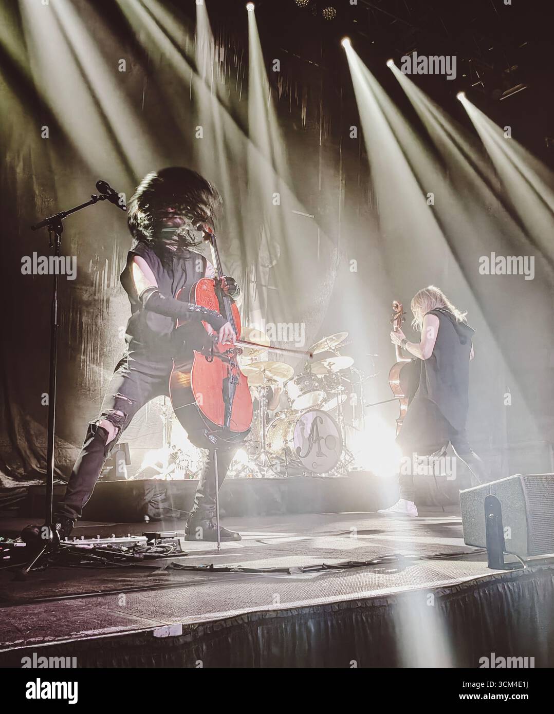 Heavy metal concert audience hi-res stock photography and images - Alamy