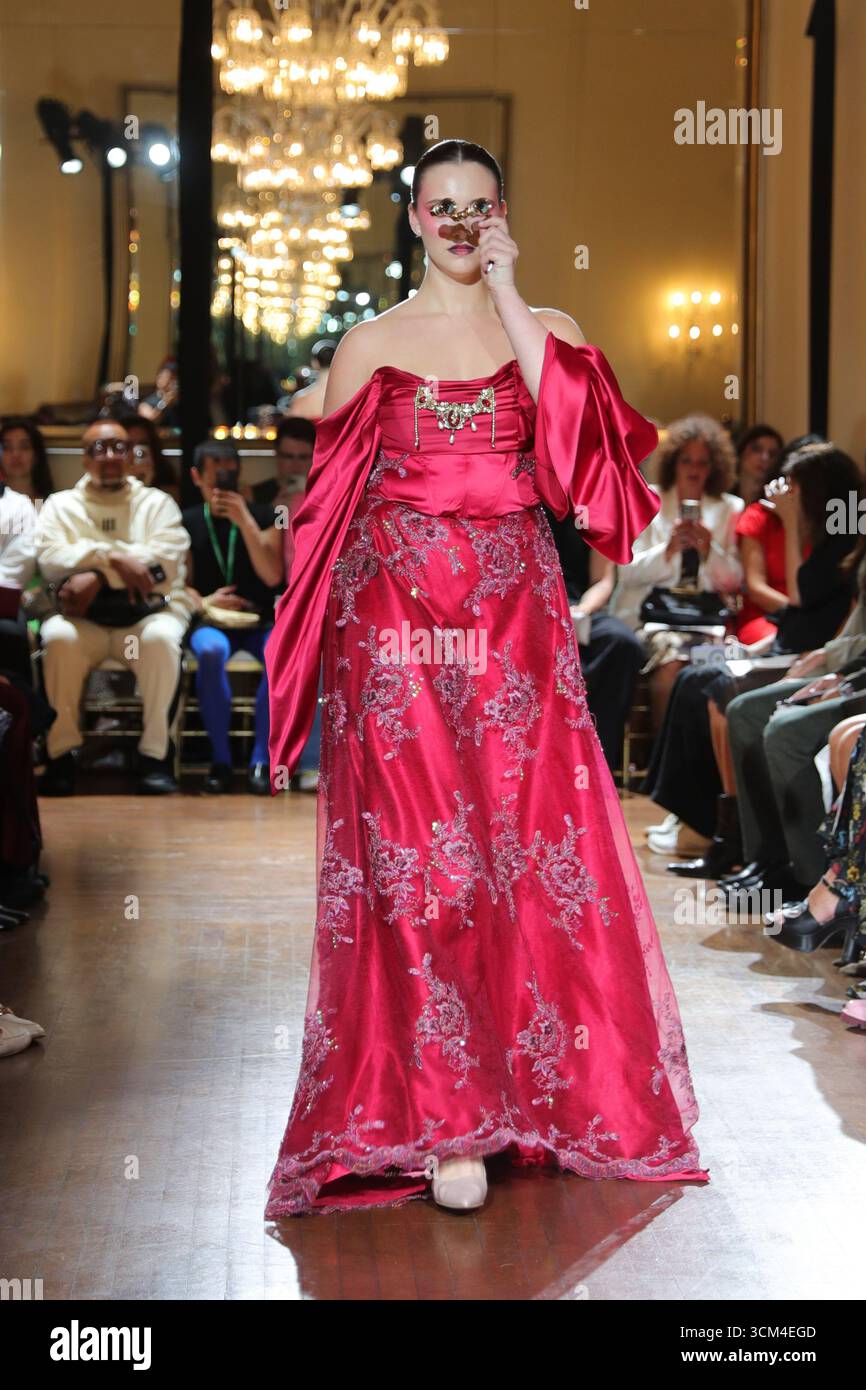 NEW YORK, NEW YORK – SEPTEMBER 13: Models walk the runway during the ...