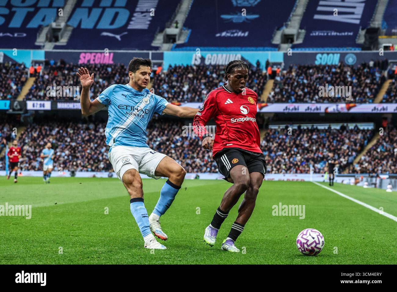 Patrick Dorgu of Manchester United holds off Abdukodir Khusanov of ...
