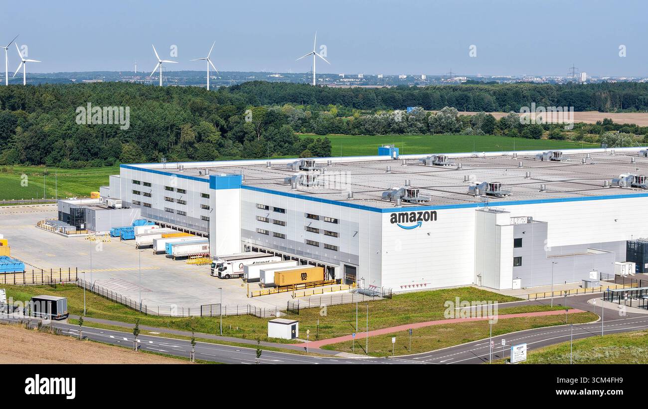 Amazon Blick auf das Firmenlogo Amazon an einem Warenlager. *** Amazon ...