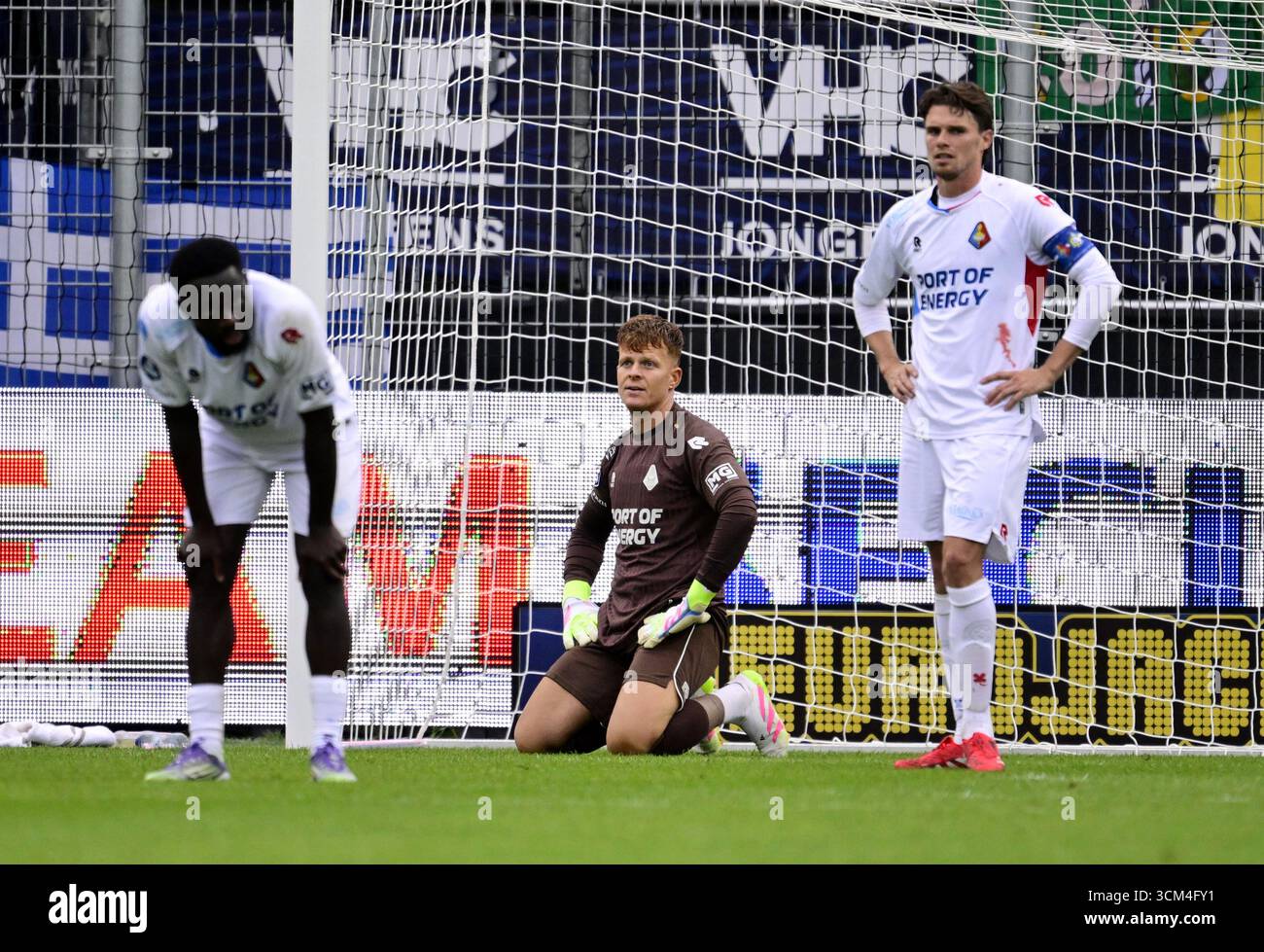 VELSEN - Telstar goalkeeper Ronald Koeman Jr. is defeated during the ...