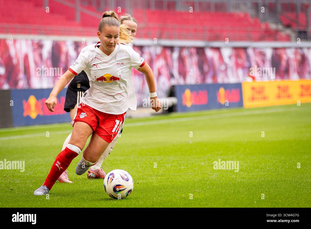 Leipzig, Germany. 14th Sep, 2025. Annabel Schasching (16) of RB Leipzig ...