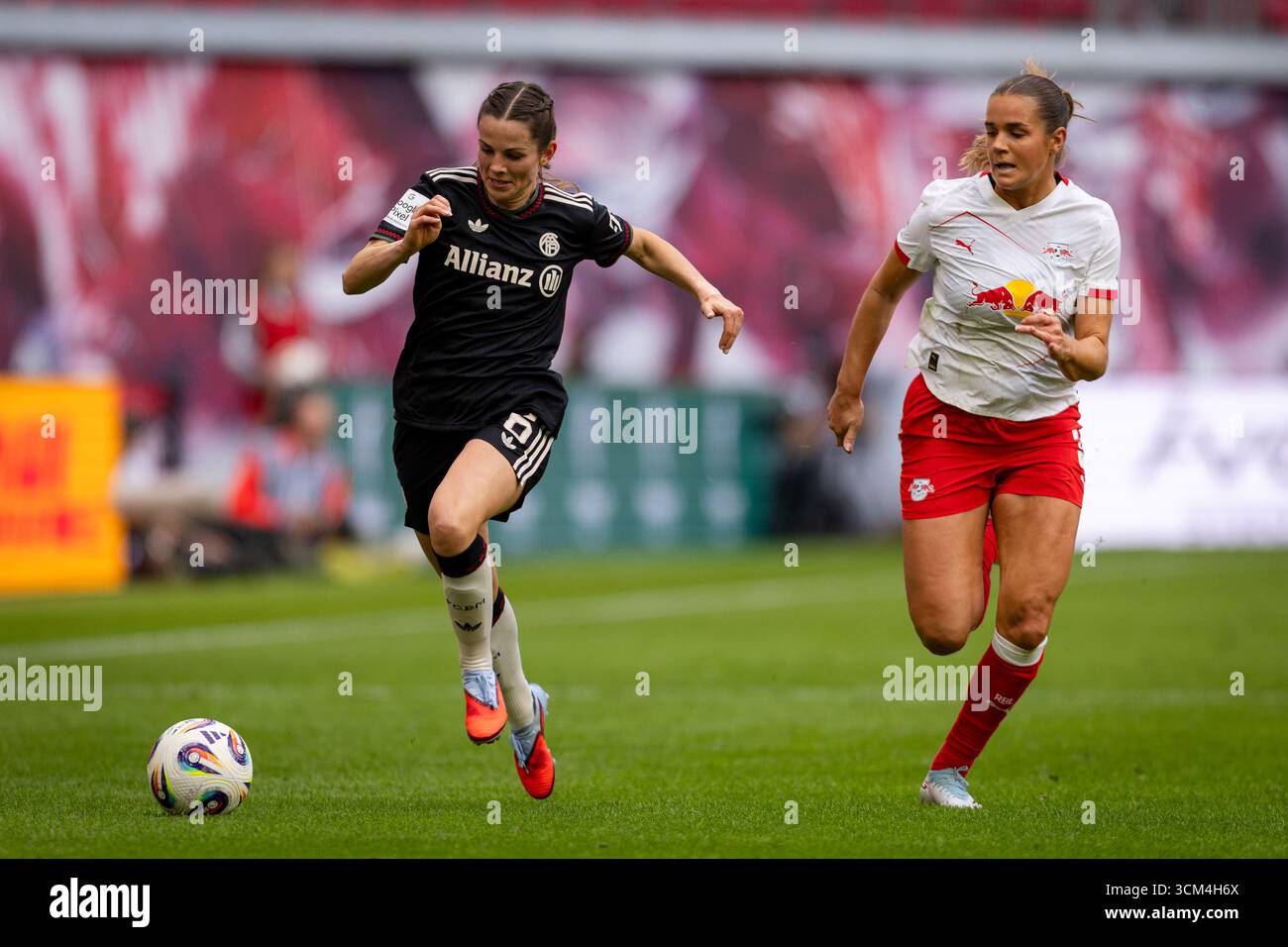 Leipzig, Germany. 14th, September 2025. Tuva Hansen (6) of Bayern ...