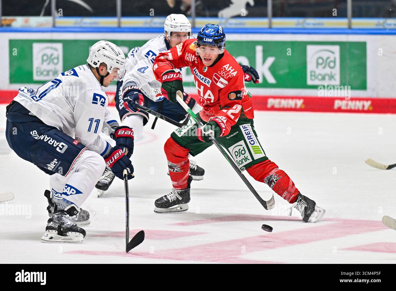 v. l. Kristian REICHEL (Adler Mannheim 11), Dan RENOUF (Adler Mannheim ...