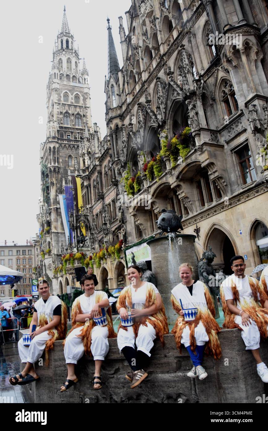 Muenchen 14.09.2025 Marienplatz Fischbrunnen Metzgerinnung ...