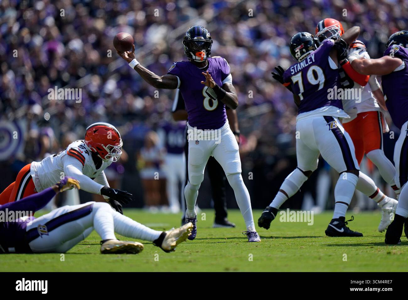 Baltimore Ravens quarterback Lamar Jackson passes against the Cleveland ...