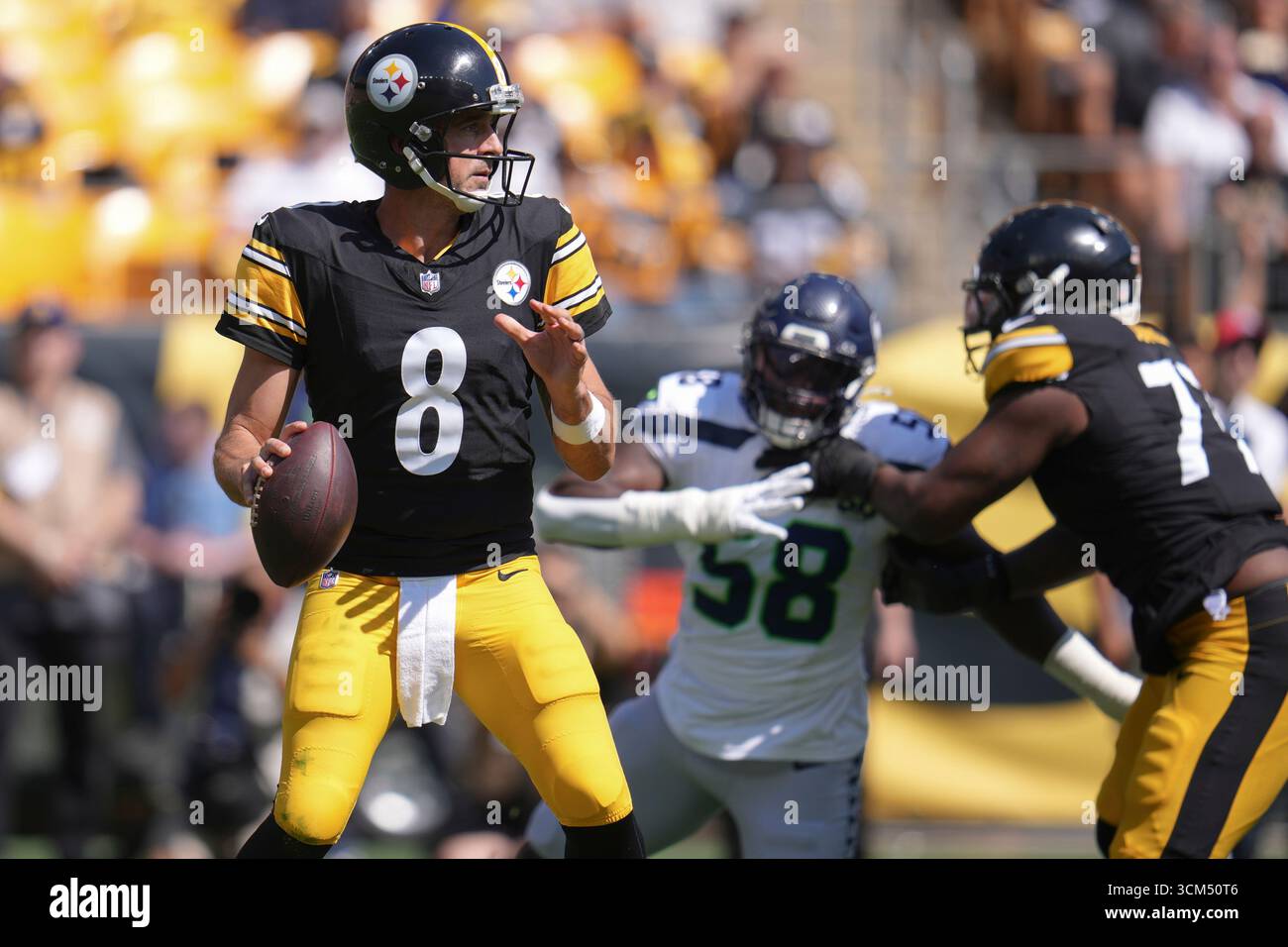 Pittsburgh Steelers quarterback Aaron Rodgers (8) looks to pass during ...