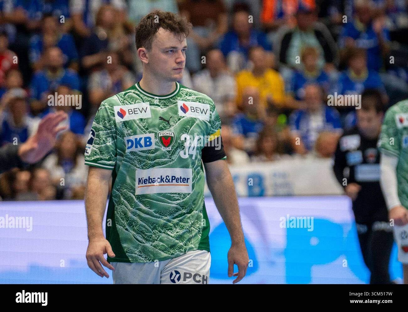 Hakun West av Teigum (Fuechse Berlin, #34) schaut enttäuscht Handball ...